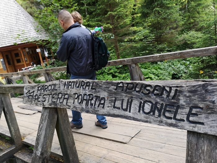 Cheile Ordâncușii - peștera Poarta lui Ionele - peștera Ghețarul de la ...