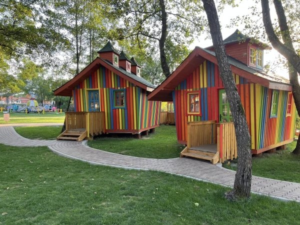 Brambura Park - parc tematic în care vezi viața cu susul în jos - FAM ...